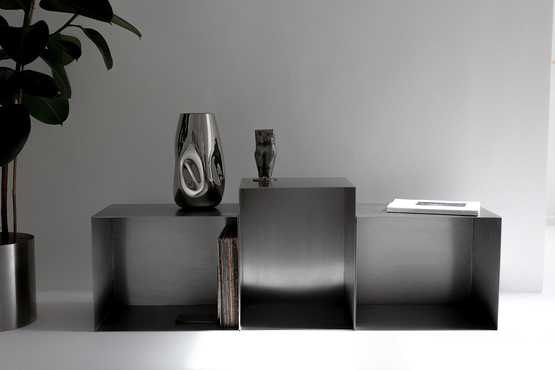 SONAR Cube – Minimalistisches Regalmodul aus Edelstahl – form & eisen